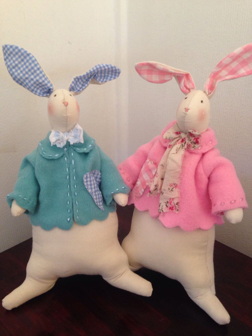 Conejo con chaqueta celeste en tela crea cruda y ropa en felpa ...